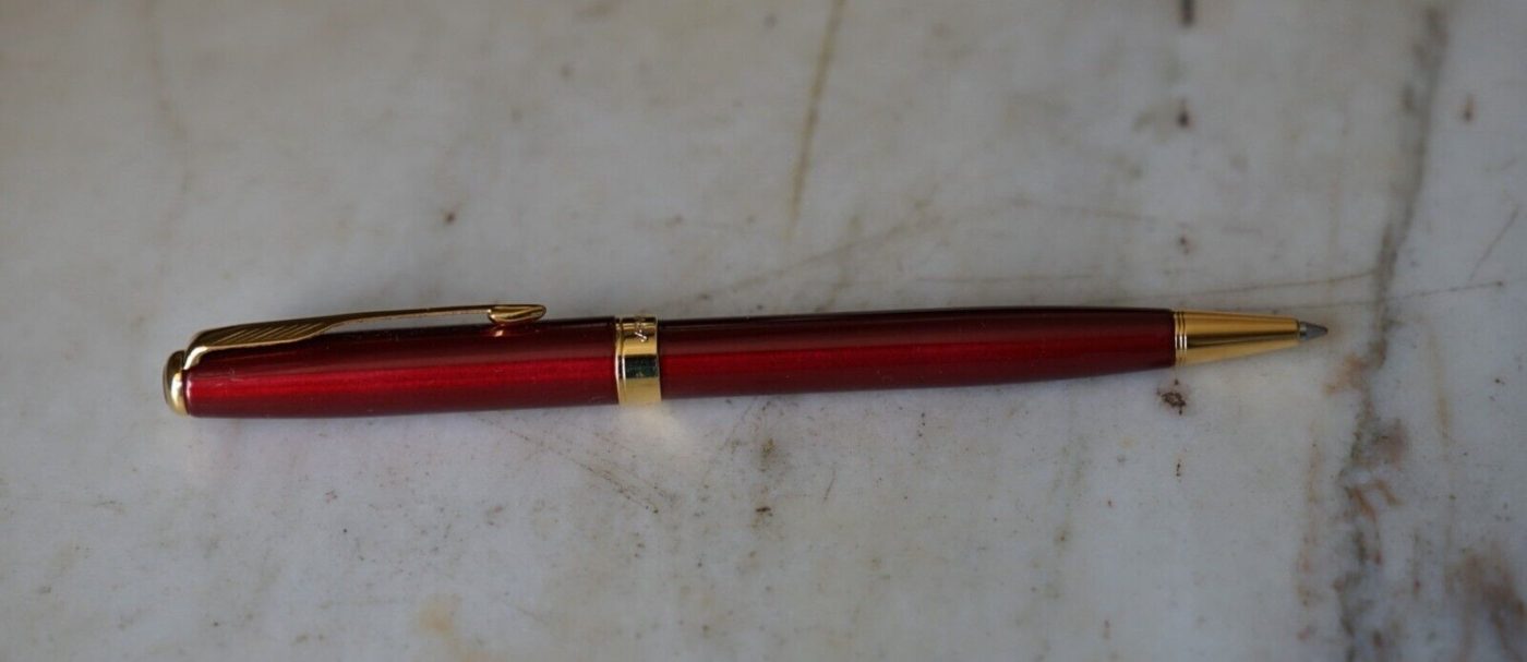 STYLO BILLE PARKER SONNET EN LAQUE ROUGE METALLISEE & PL. OR 18 CARATS